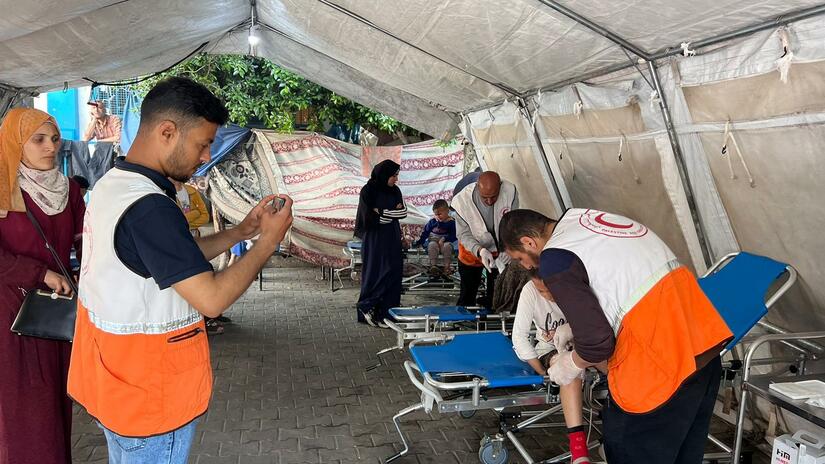 Gaza: A family of volunteers, helping others while they themselves cope ...