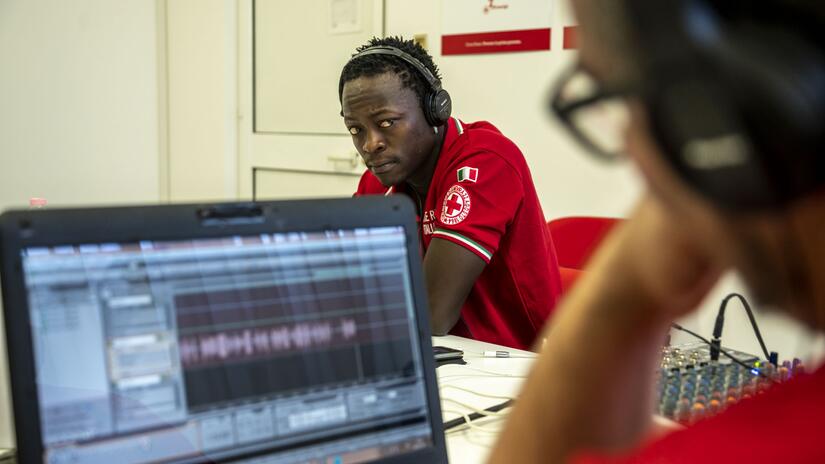 Italian Red Cross refugee radio show takes to the web-waves | IFRC